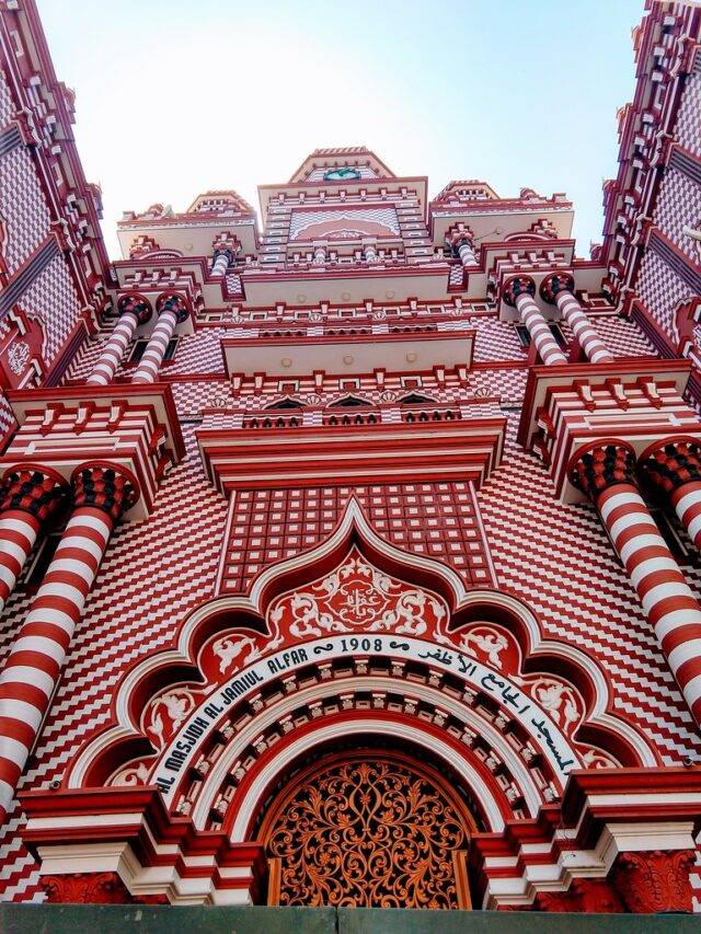 Red Mosque in Sri Lanka, Mosque With 49 Minarets