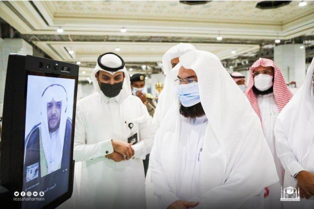 Masjid al-Haram Launches AI Robots That Guide Pilgrims In 11 Languages