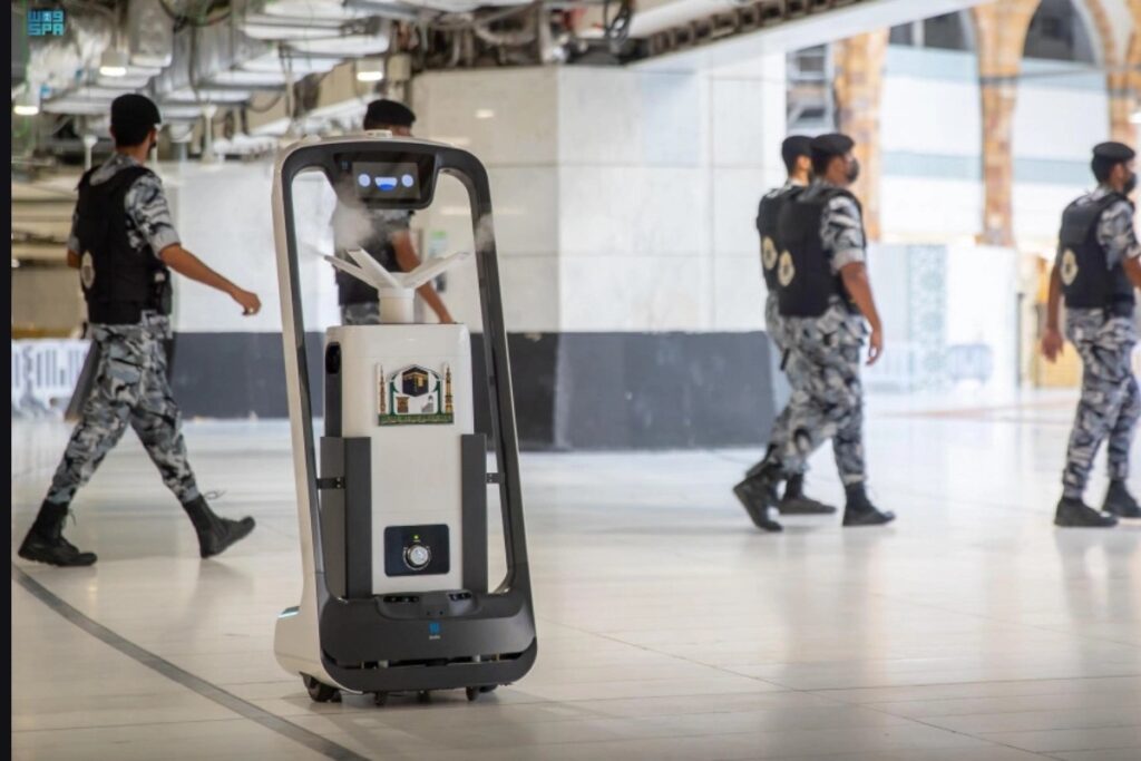 11 Smart Robots To Sterlize Masjid al-Haram During Hajj 2022 Season