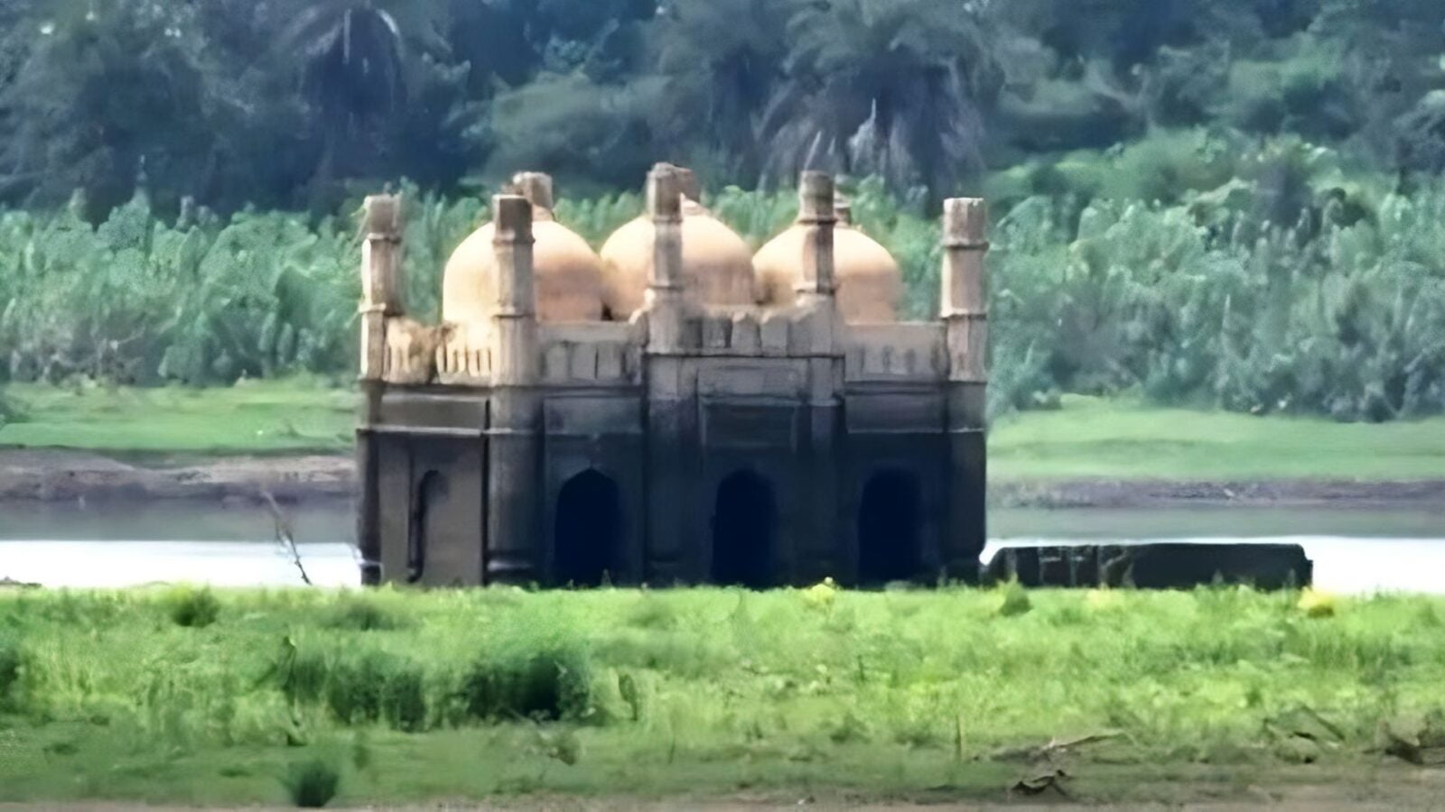 India's Old Noori Mosque Emerges From The Lake