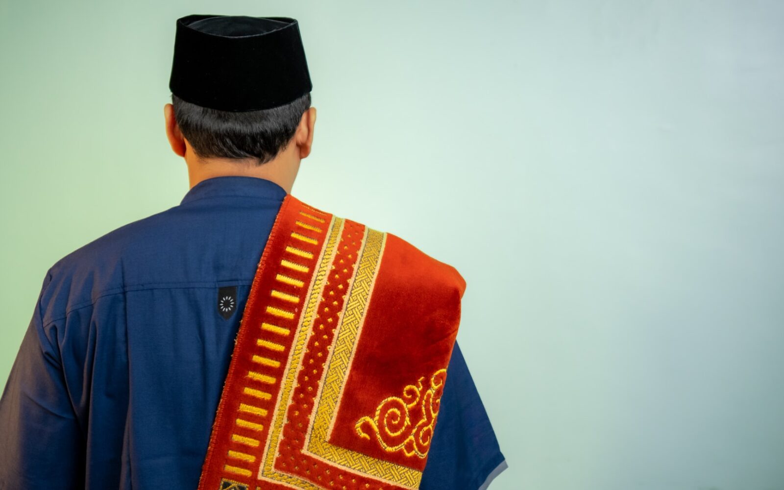 Anyone Wearing Inappropriate Clothes In Masjid al-Haram or Nabawi Will ...