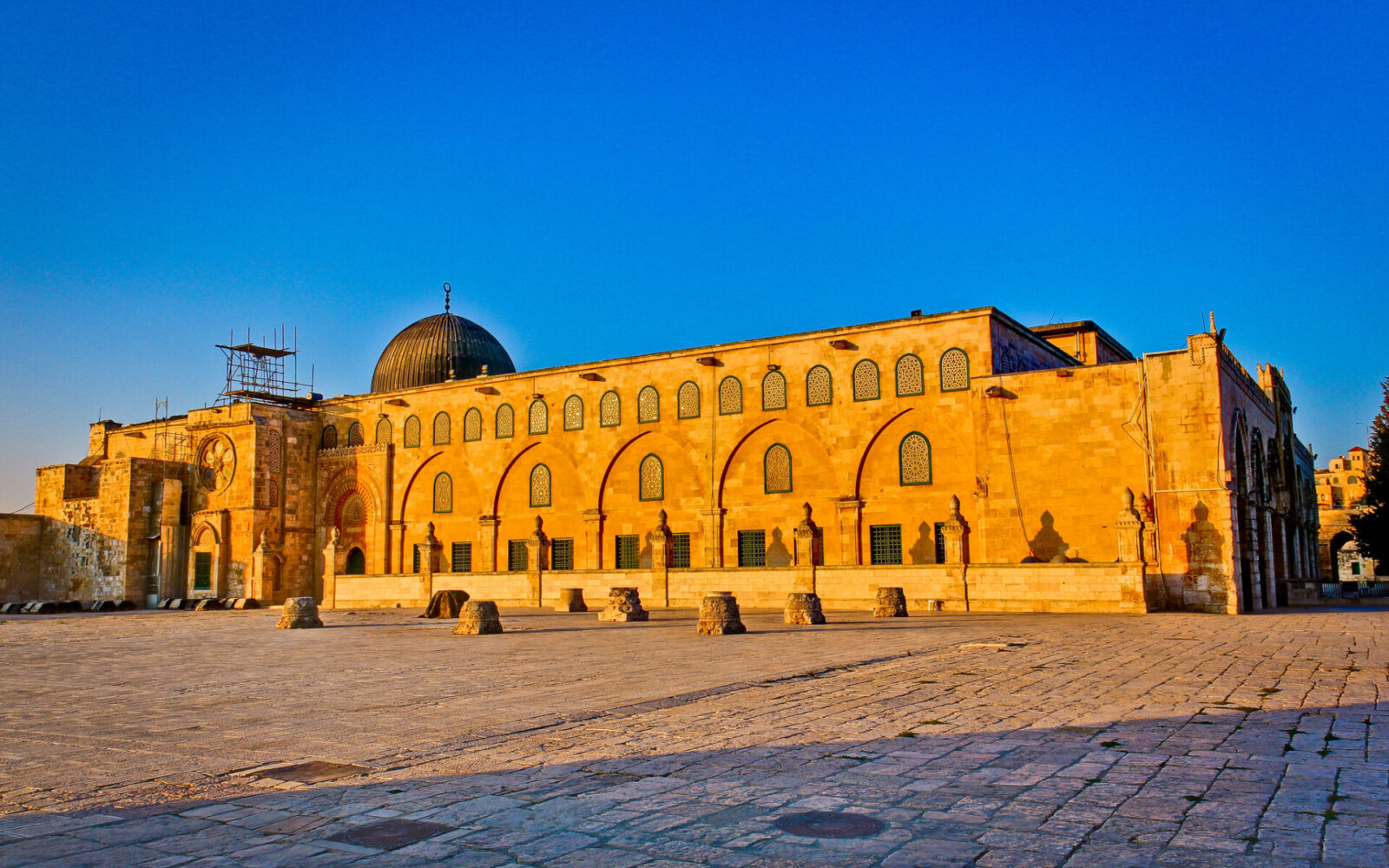 Israel Closes Al-Aqsa Mosque For Muslims