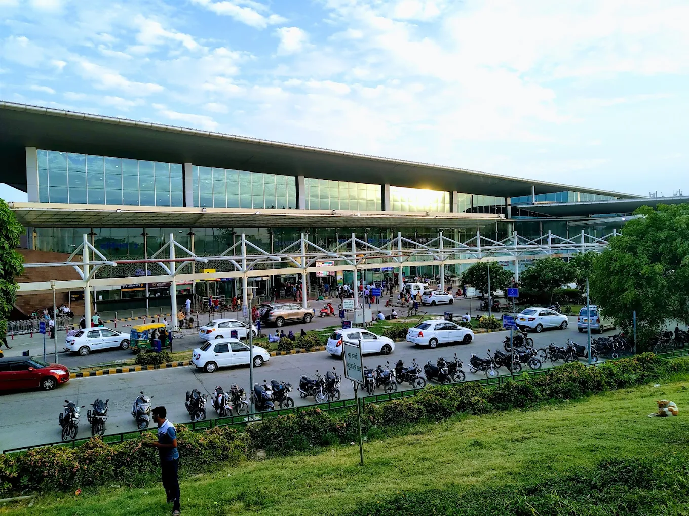Hajj 2026 Pilgrims' Bags Stolen and Broken Into at Indian Airport